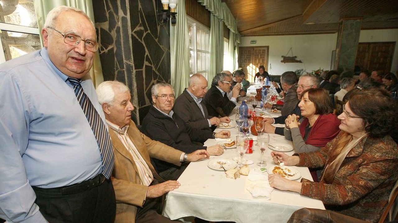 Muere a los 81 años Manuel Val, el cura que conoció O Courel sin ...