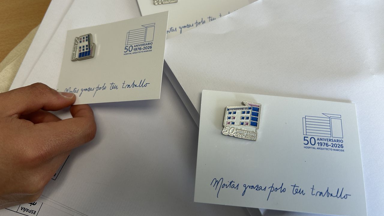 El área sanitaria de Ferrol agasaja a su personal con un pin que ...