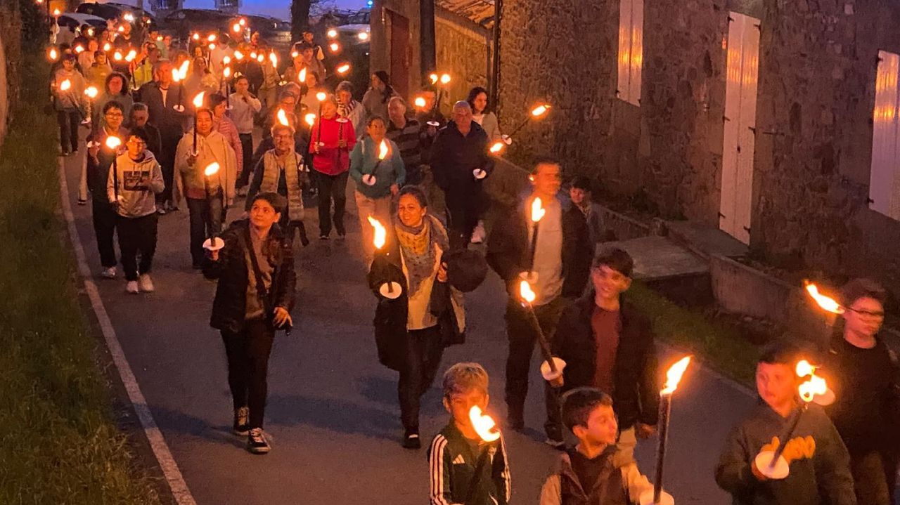 La ruta nocturna a Pena Molexa, con más de cien caminantes, acabó con ...
