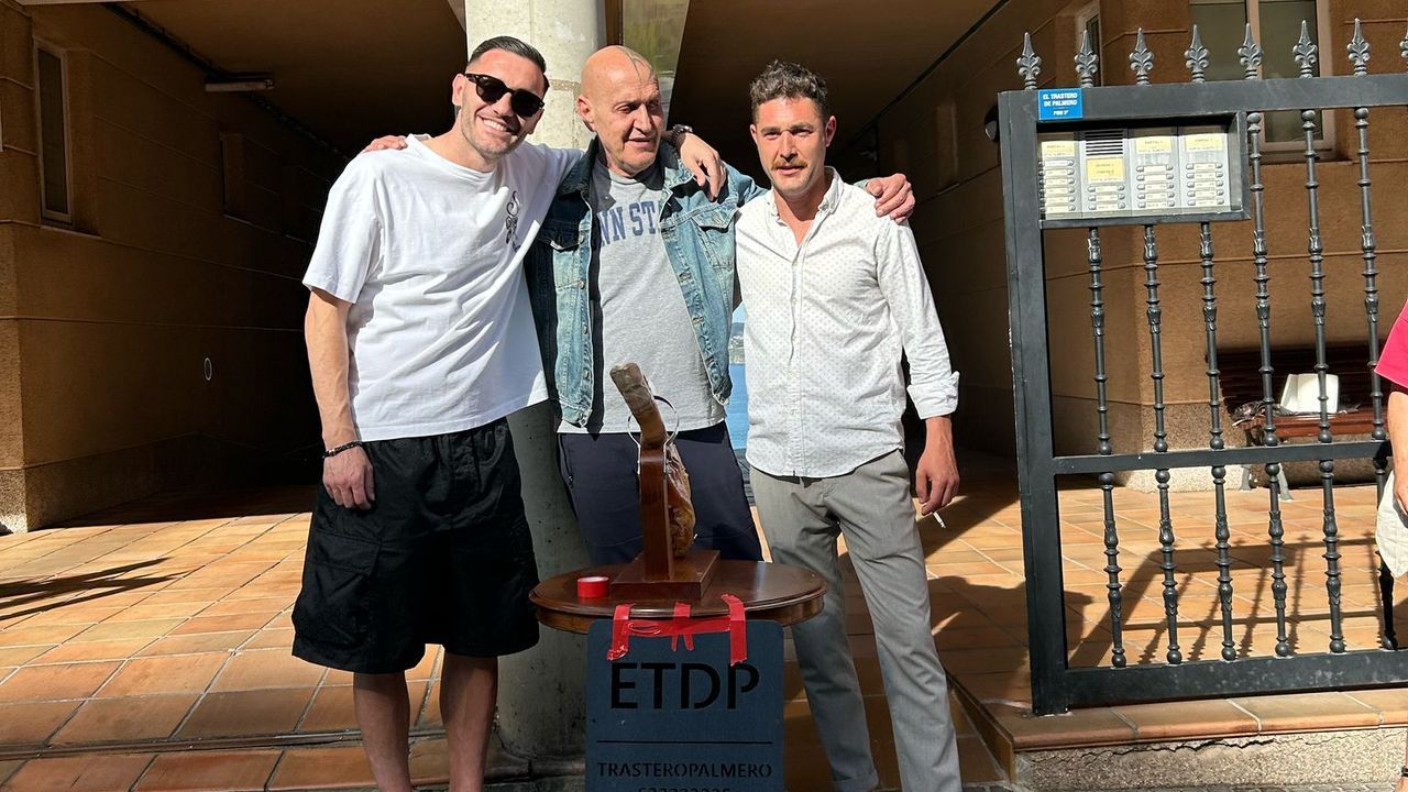 Coto Matamoros y Lucas Pérez con jamón en A Coruña durante el apagón general