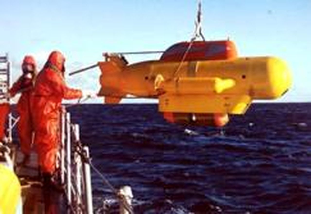 Francia exige al armador del «Ievoli Sun» que evite el derrame de su carga