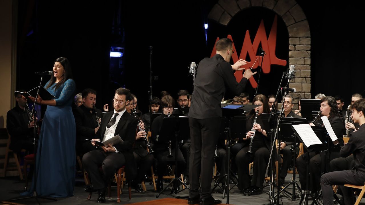 En el concierto de la banda O Landro y del coro del Conservatorio de ...