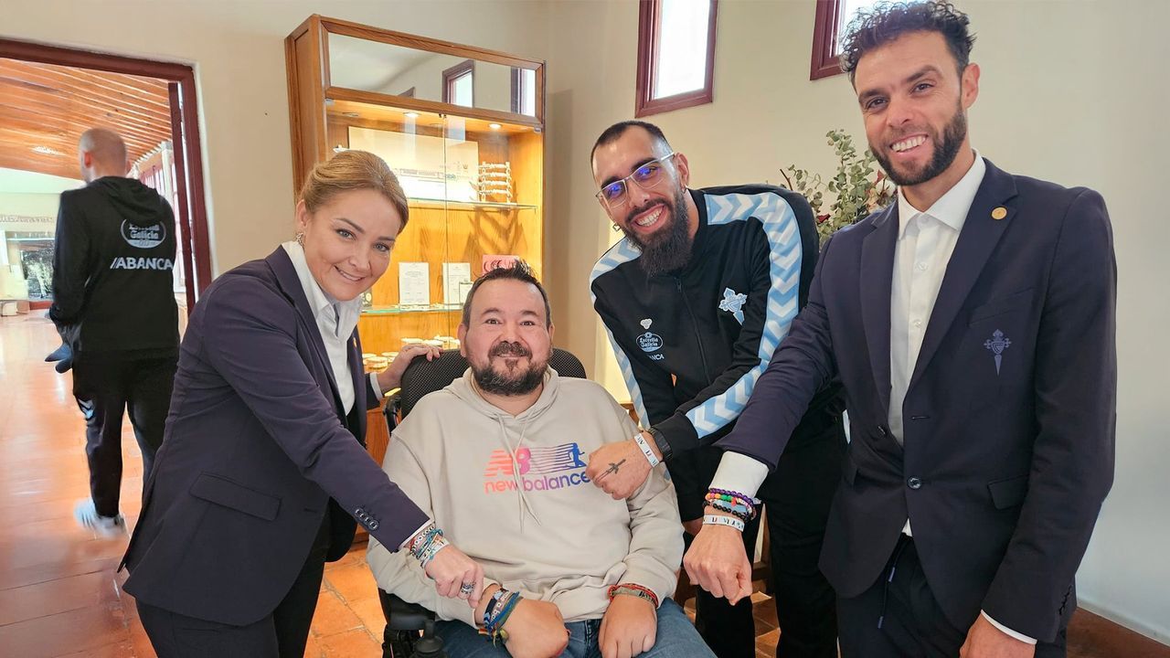 El gesto de Borja Iglesias, Sergio Álvarez y Marián Mouriño con Juan ...