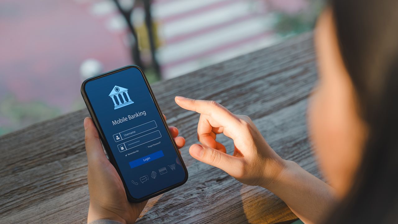 Un SMS le roba la contraseña de la cuenta de ahorro, pierde 3.222 euros y el banco se libra de ...