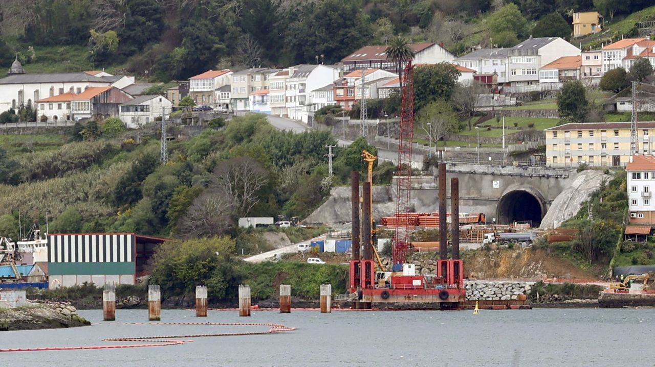 El viaducto del tren sobre A Malata avanza con los pilares sobre el agua
