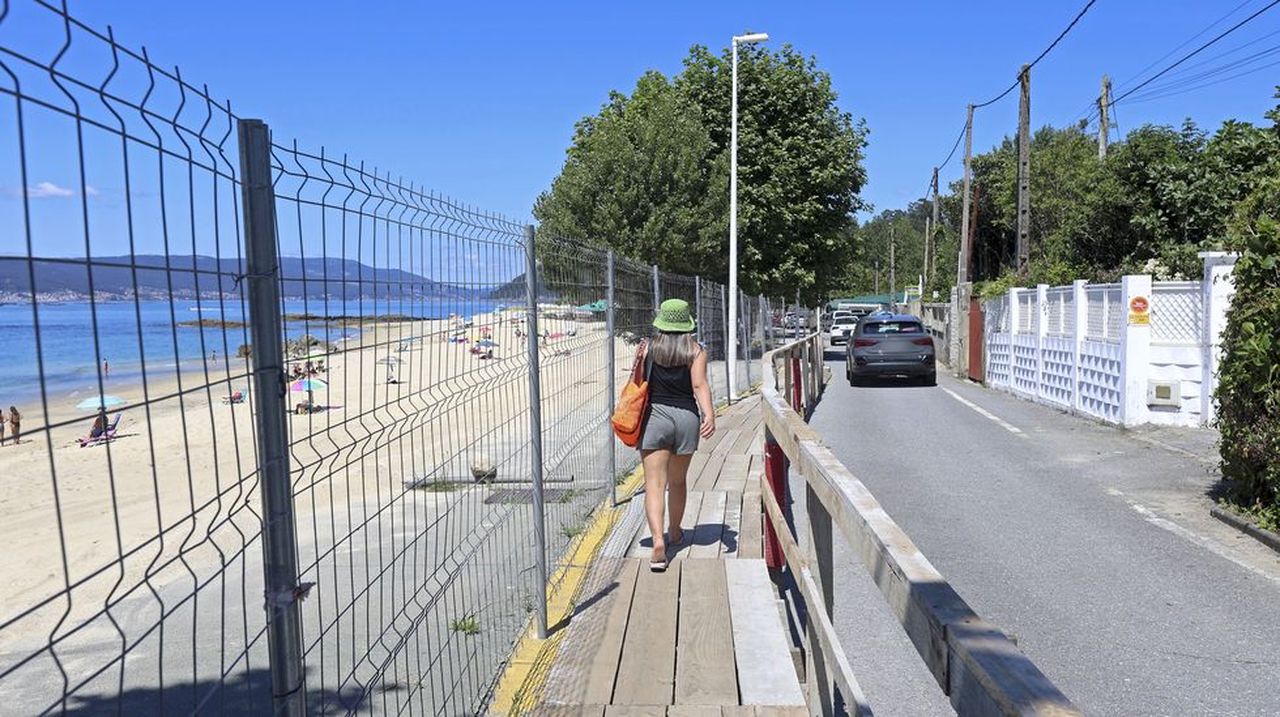 Bueu adecenta la playa de Agrelo ante «a desidia e apatía de Costas»