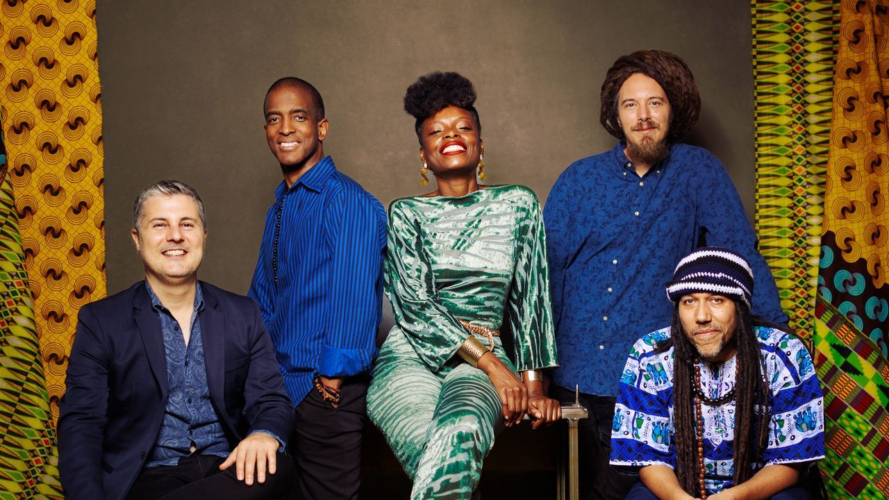 Concierto de Astrid Jones & The Blue Flaps