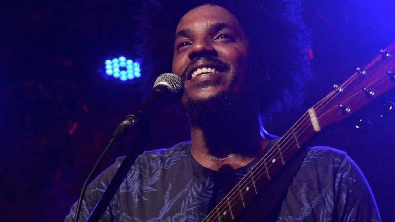 El músico cubano Roly Berrío, que tocó con Silvio Rodríguez, Sabina o ...