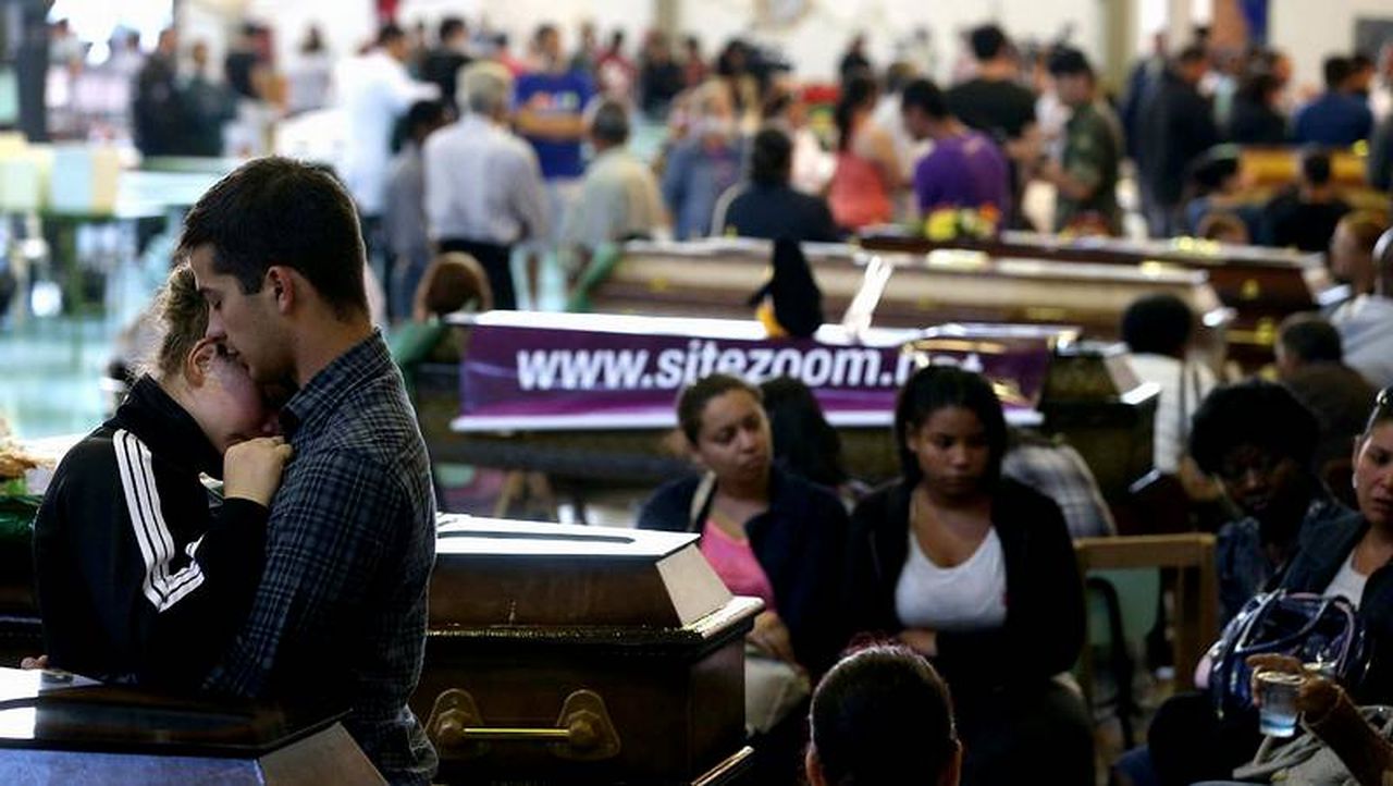 Discoteca de Brasil: Comienzan a sepultar a las jóvenes víctimas del ...