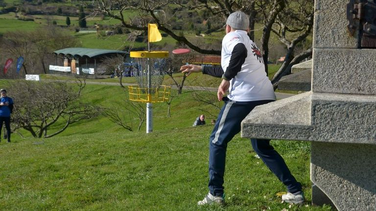 La élite mundial del «disc golf» se cita en Oviedo: qué es y cómo se juega