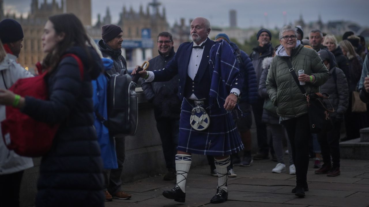 David Beckham hace cola durante 12 horas para despedir a la reina Isabel II