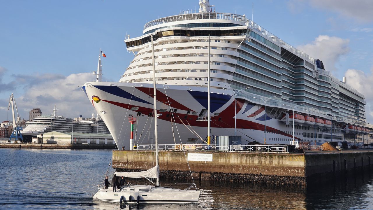 Triple escala de cruceros en A Coruña con más de 11.000 visitantes