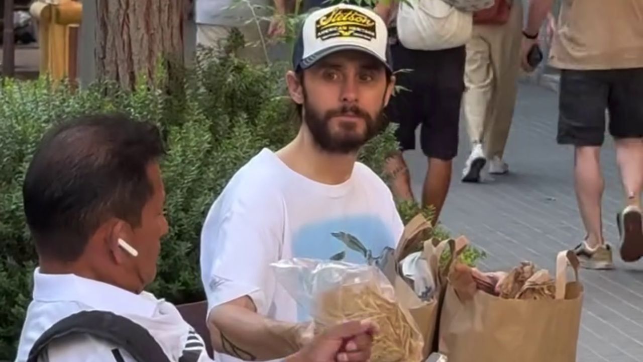 Jared Leto aprovecha el anonimato en Barcelona y comparte su comida con ...