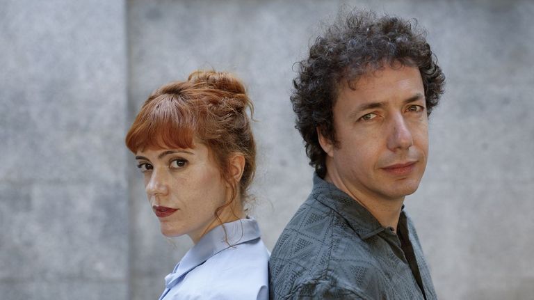 Una pareja hace una fiesta para celebrar su ruptura en «Volveréis»