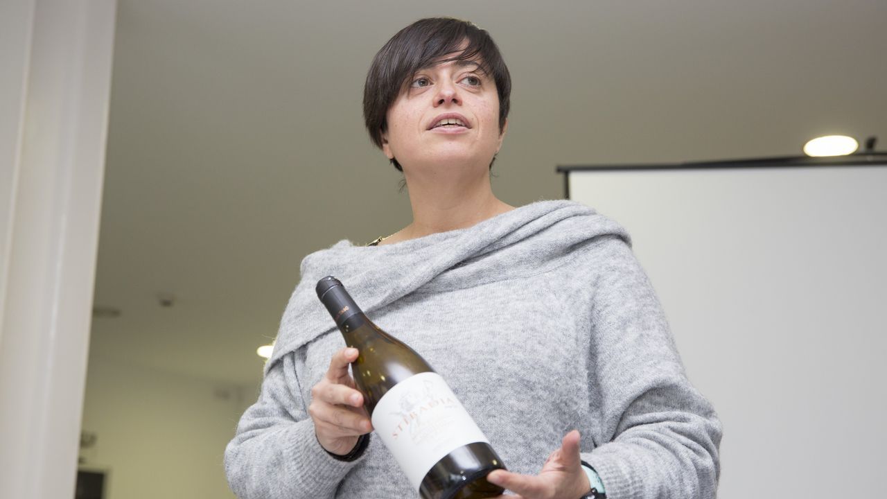 Aprendizaje de vinos con Isabel Lozano en el Fórum de Carballo