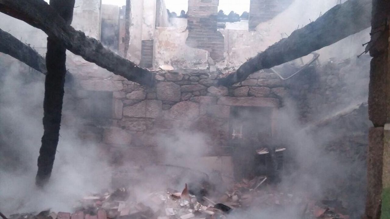 Un incendio calcina completamente una casa en Xunqueira de Espadanedo