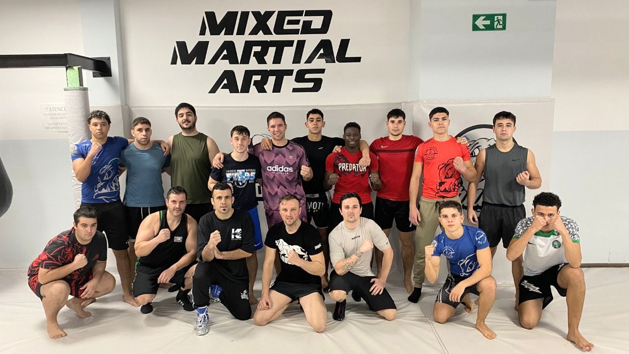 Aarón González impartió una clase de boxeo en Ribeira en favor de los ...