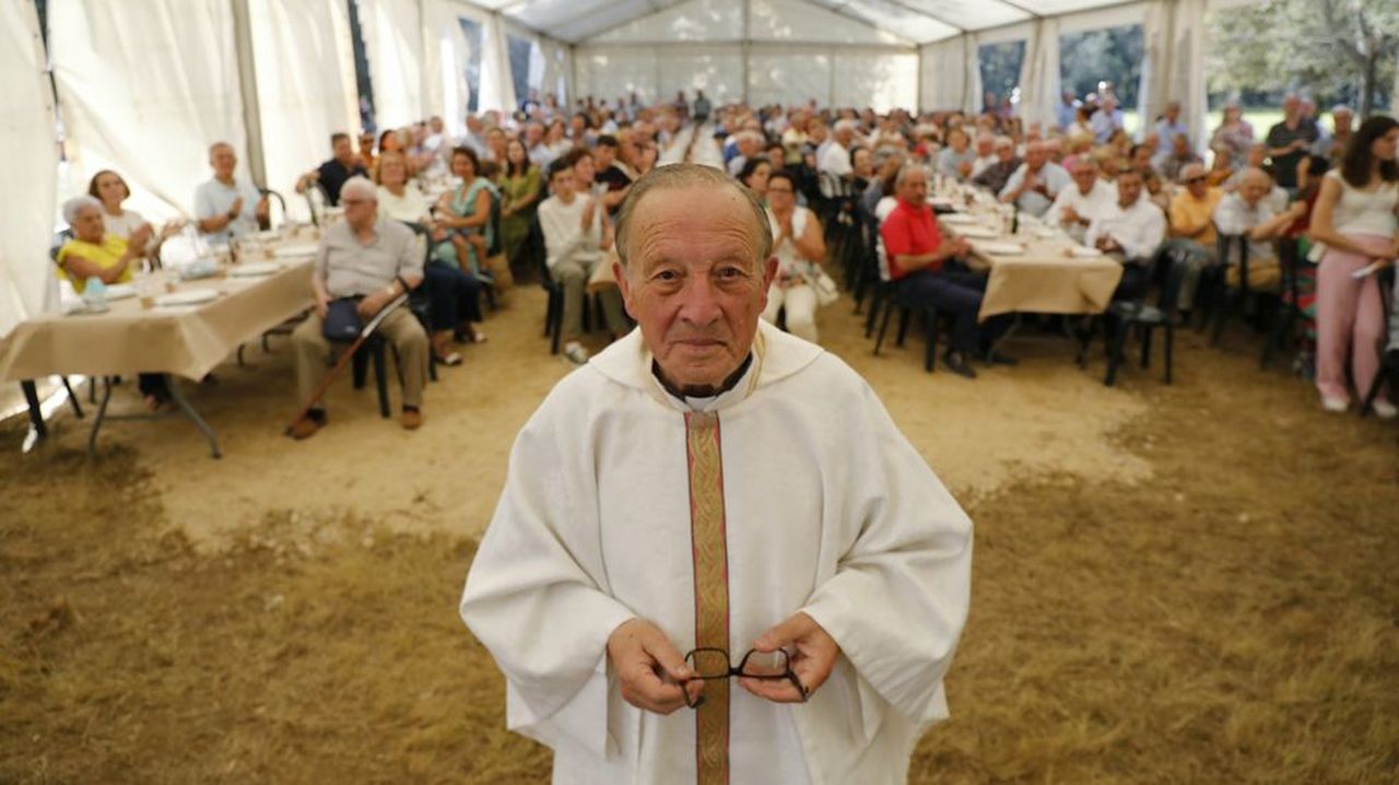Manuel Botana, en el homenaje de sus feligreses: «Lévovos a todos no corazón»