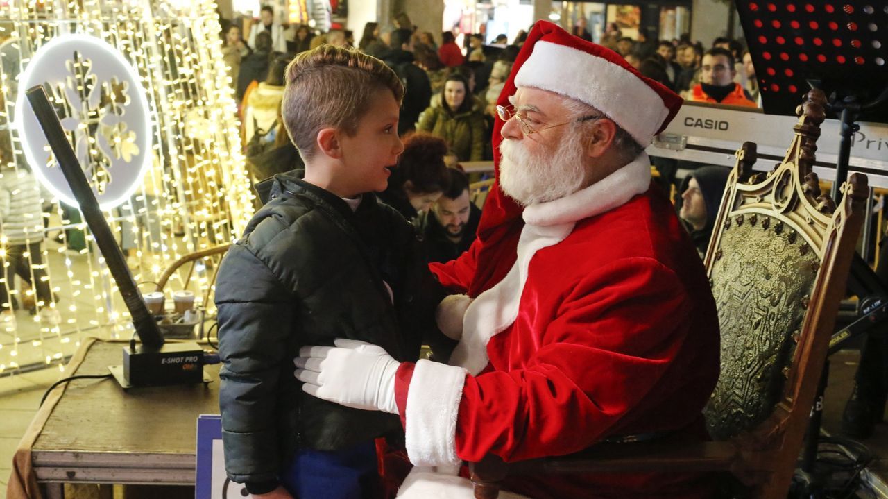 Papá Noel y Uxía Lambona, en el encendido navideño de Vilagarcía