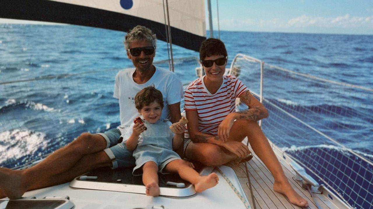 Carmen, Uri y Leo, cinco años viviendo en un velero y pasando Navidades a bordo: «Si te vas ...