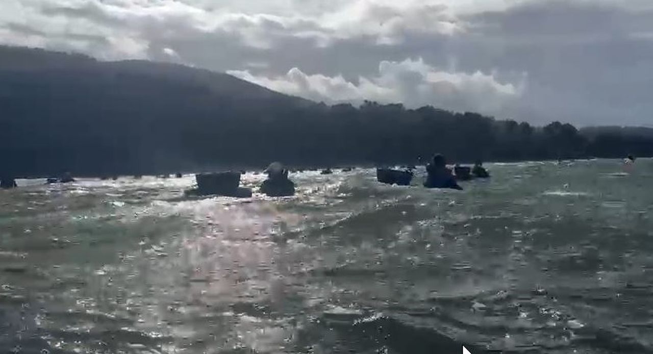 Mariscar en pleno temporal en Noia