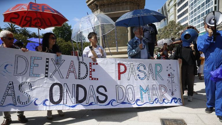 Paraguas y motivos lugrisáns para defender el legado de Urbano Lugrís ...