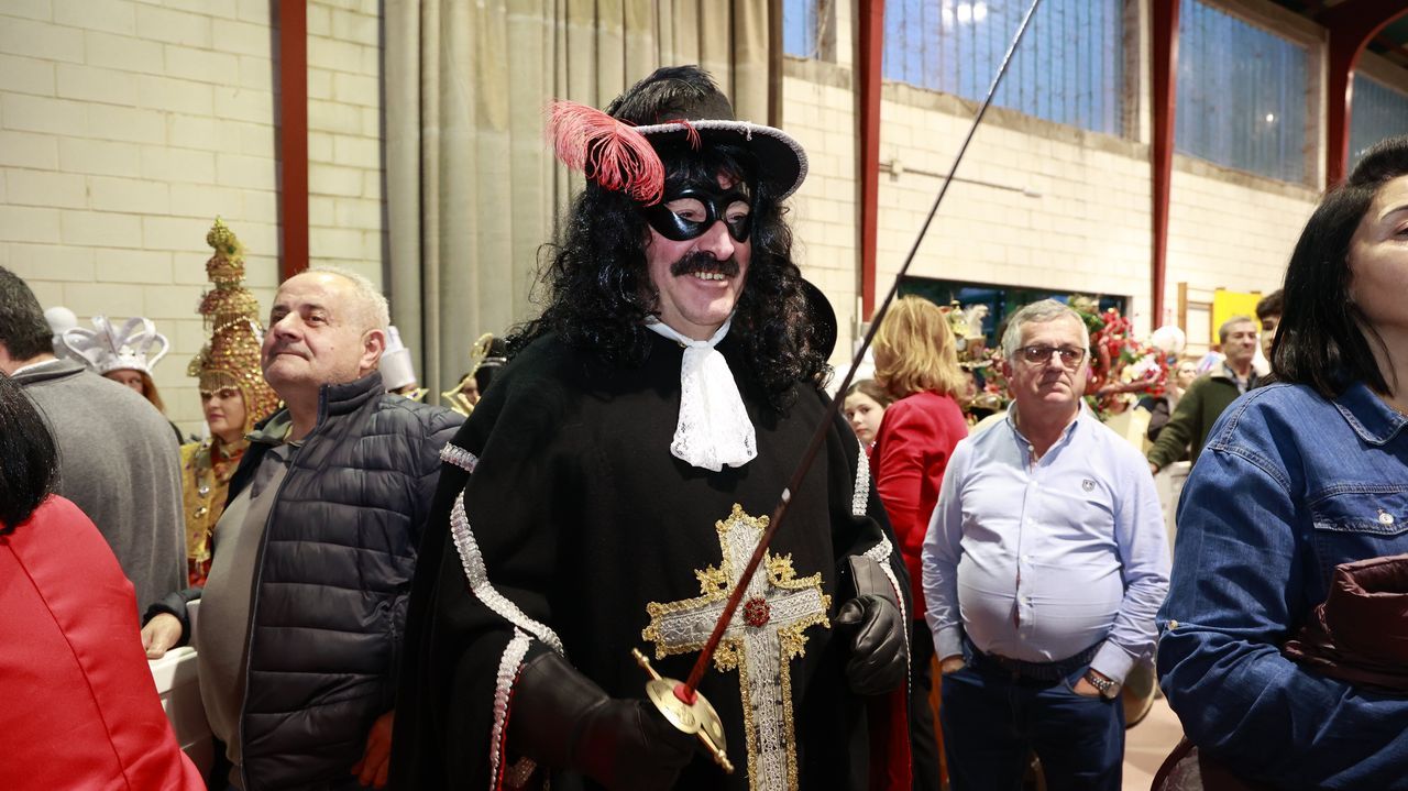 Firmes ante el mosquetero Gelo en Santa Cruz