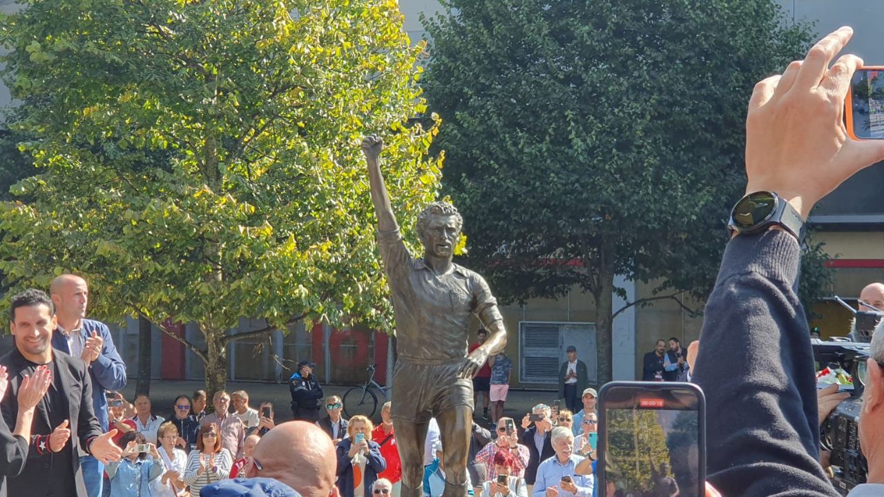 Presentada la estatua de Quini, la leyenda del Sporting será el nuevo ...