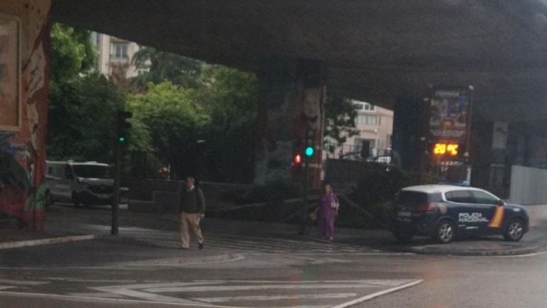 Encuentran a un hombre muerto sentado en un banco en Cuatro Caminos, en ...