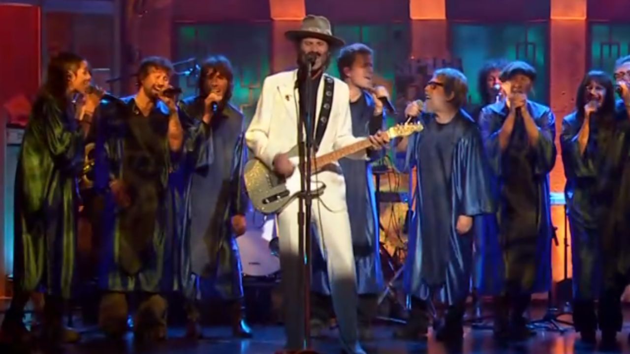 Leiva hace historia televisiva en «La revuelta» rodeado de un coro de ...