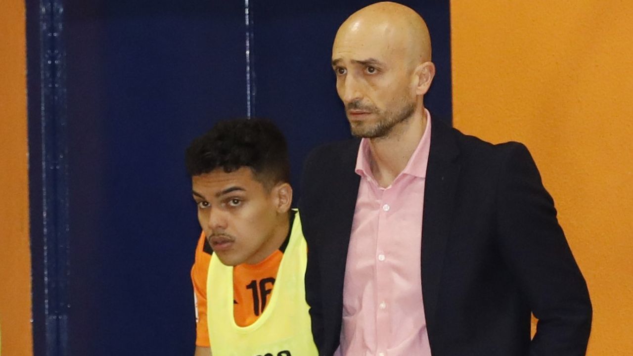 Alberto Riquer regresa a Burela en otro mundo