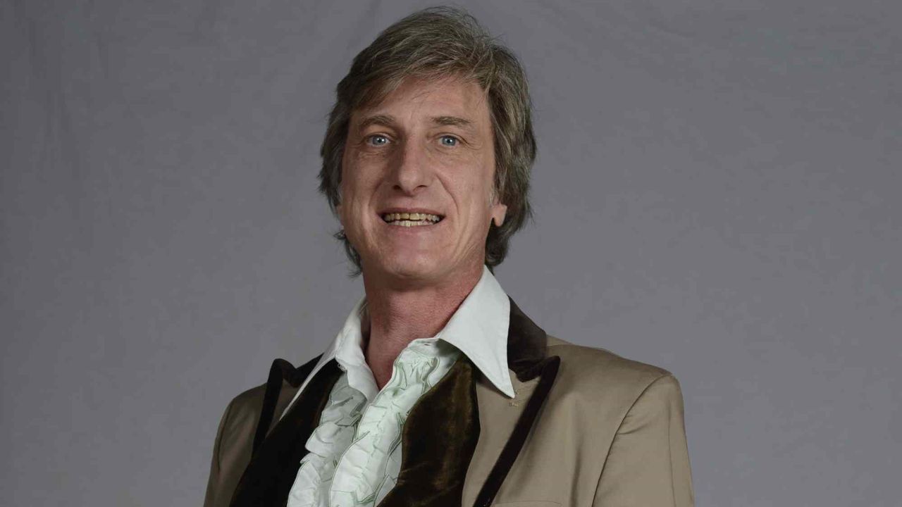 Tony Lomba inaugura La Revoltosa