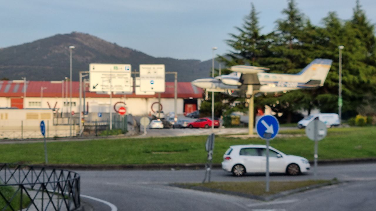Un camión de las obras del aeropuerto de Vigo arrastra un cable de alta ...