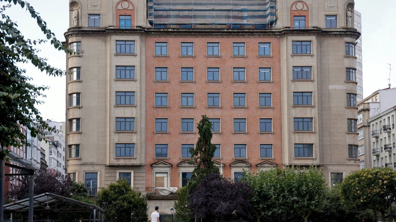 El edificio de la TGSS en A Coruña cumple cinco años cubierto por mallas