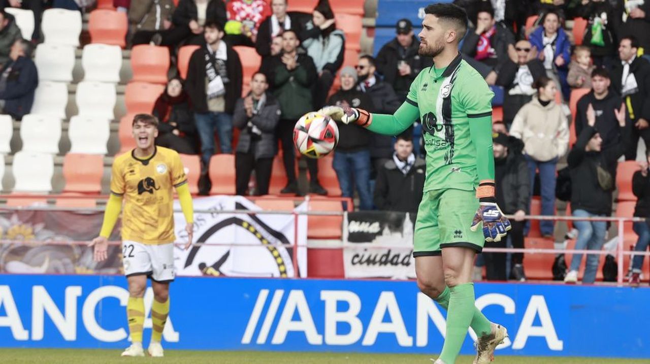 Cacharrón reconoce que el Lugo tiene que convertir el Ángel Carro en un ...
