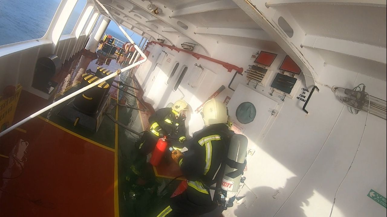 El Greta K, incendiado frente a Oporto, sigue a 2 millas de puerto con ...