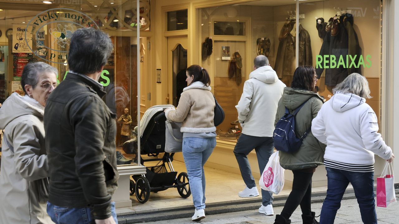 Ni el festivo frena el inicio de las rebajas en Ferrol: «Las esperó ...