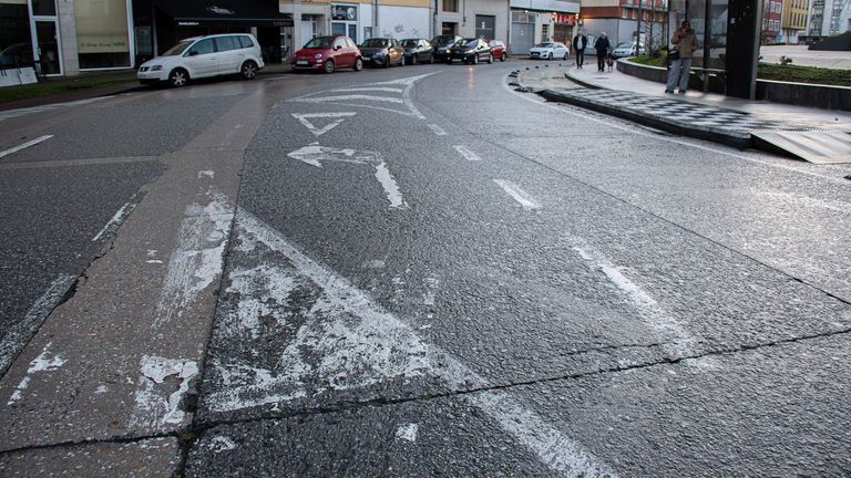 Señalización horizontal que pide una mano de pintura en Lugo