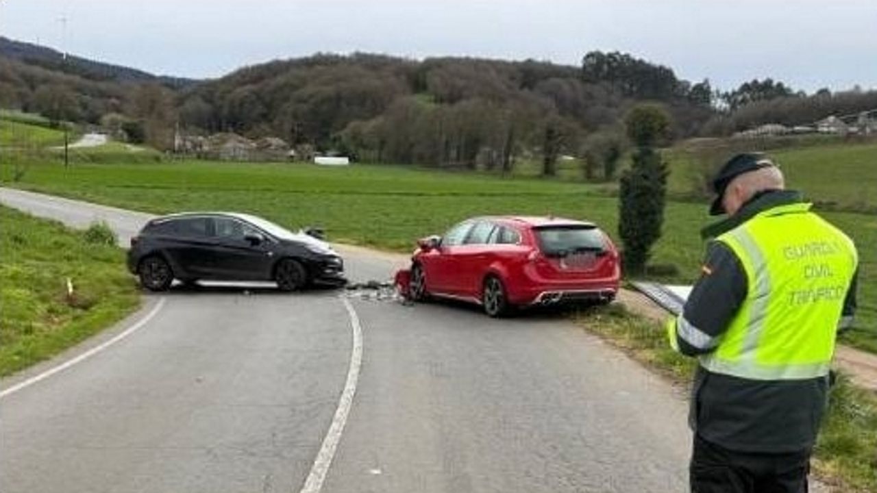 Dos heridos en una colisión entre dos coches en Pol