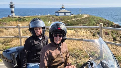 Alfonso Rueda y su mujer, Marta Coloret, en Ribadeo en moto
