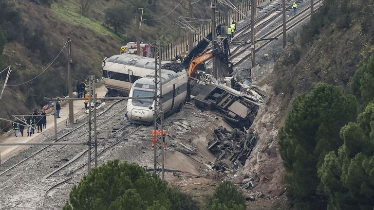 Solo quince segundos mediaron entre el descarrilamiento del tren de ...