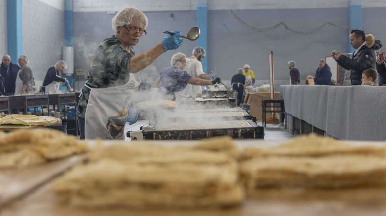 «As filloas ou son da pedra ou non son», pronuncia el pregonero de una ...