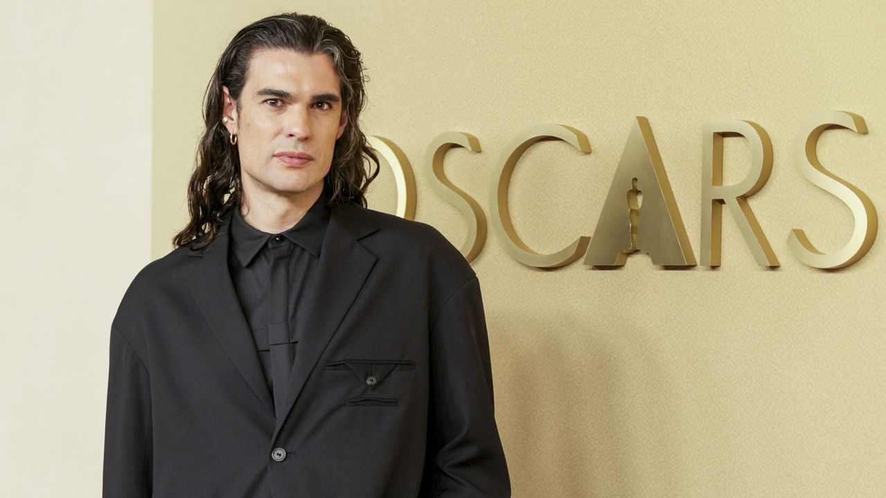 El buen rollo entre Oliver Laxe y Jacob Elordi en el almuerzo de los Óscars