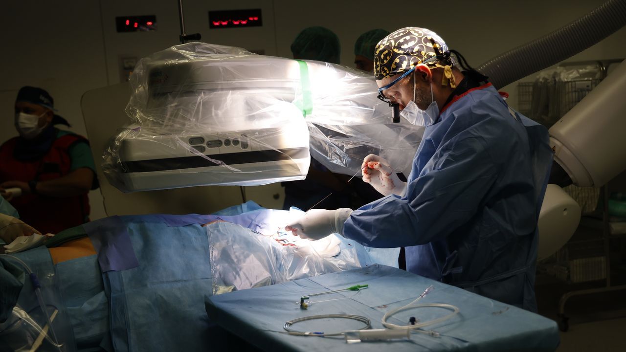 En el quirófano híbrido del Chuac, el hospital de España que más ...