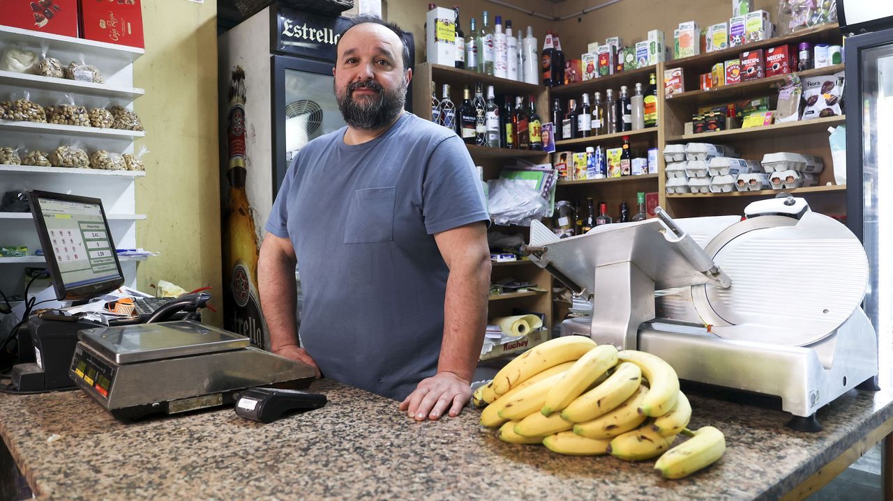 Manuel Cacho: «Caín de pé no barrio de San Lázaro, en Santiago, e para ...