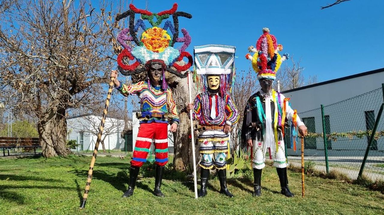 «O que queira vivir o entroido 100 % ten que vir de noite ás visitas entre os pobos»