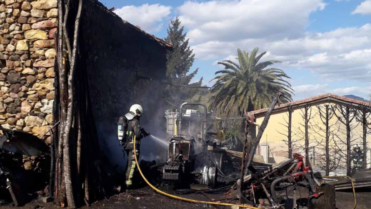 Un incendio calcina una nave agrícola en Grado