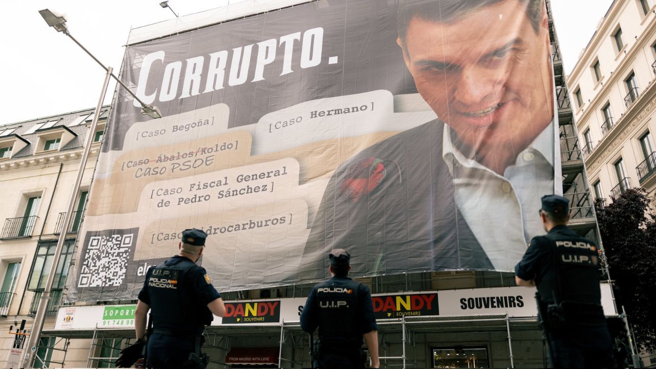 La jueza acepta a Pedro Sánchez como acusación particular en el caso de la lona de Hazte Oír