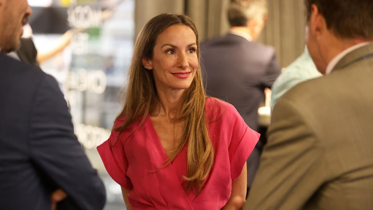 Telma Ortiz apoya la presentación del libro de su pareja, Robert Gavin ...