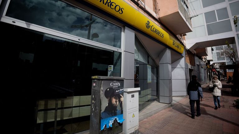 Correos acuerda con los sindicatos reubicar a los 800 trabajadores ...